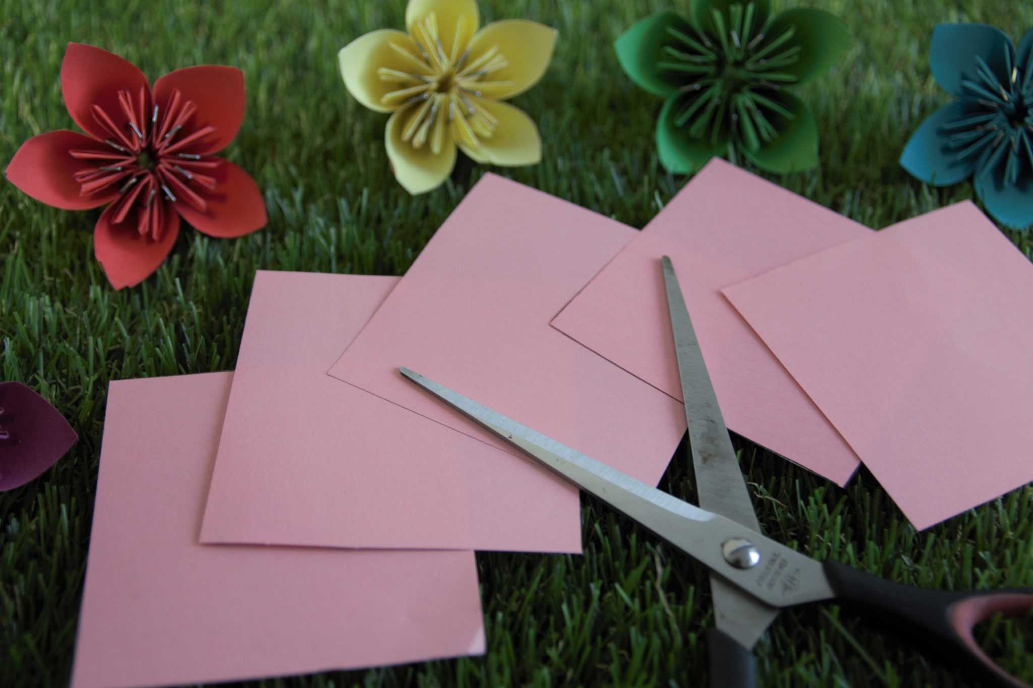 Blumen Dekoration aus Papier falten – eine einfache Anleitung - DIY-Family