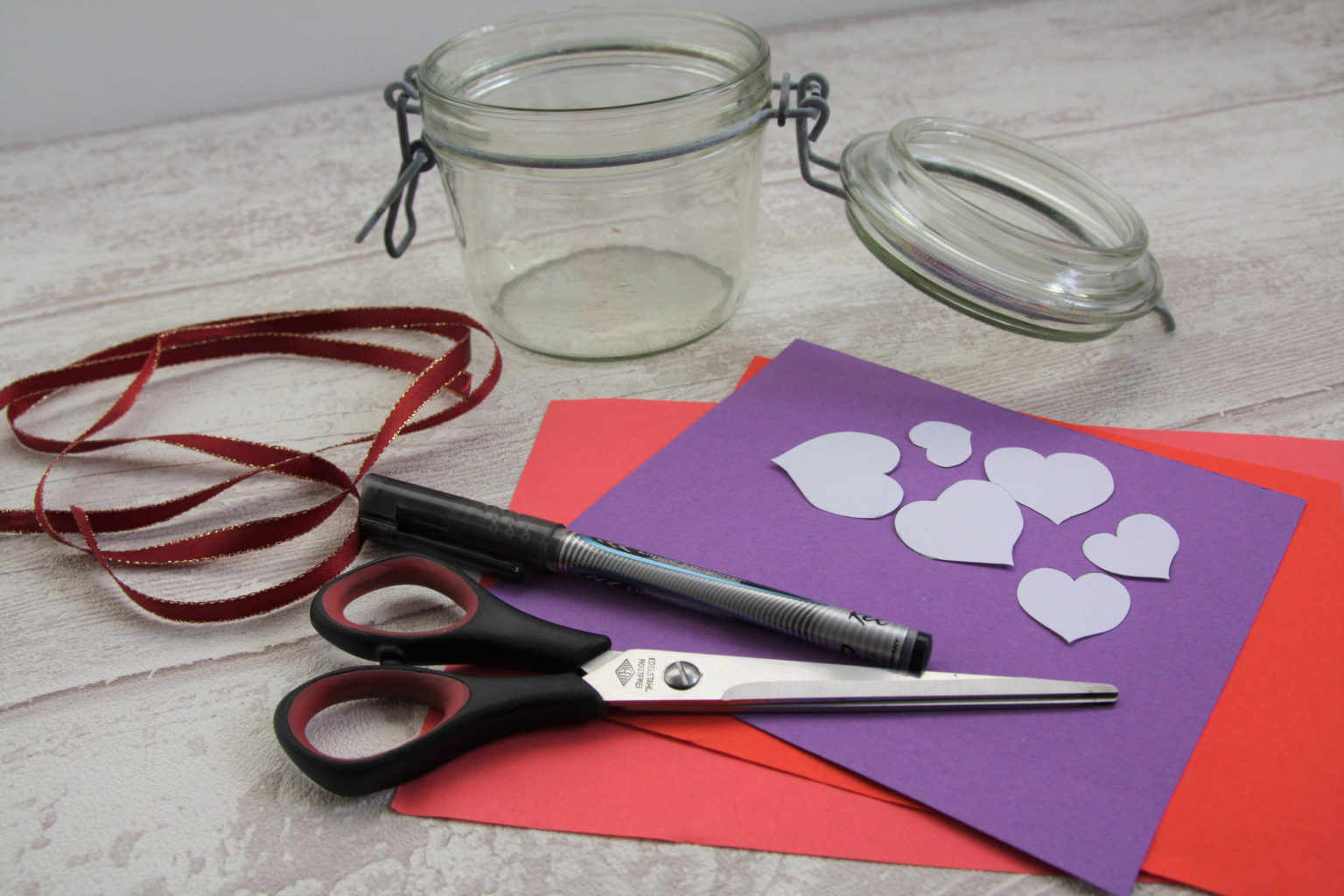 Liebe im Glas! Das perfekte Valentinstag-Geschenk – Anleitung - DIY-Family