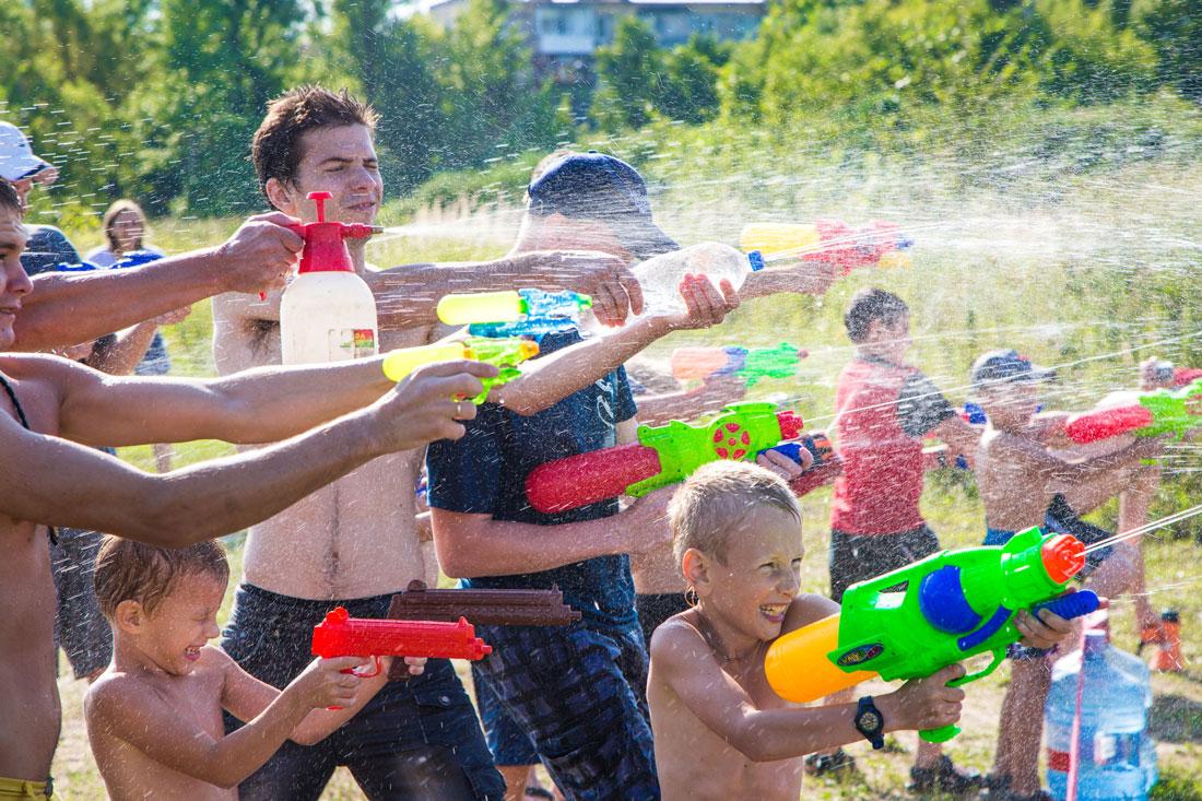 Spritzige Wasserspiele und sommerliche Outdoor-Aktivitäten für den ...